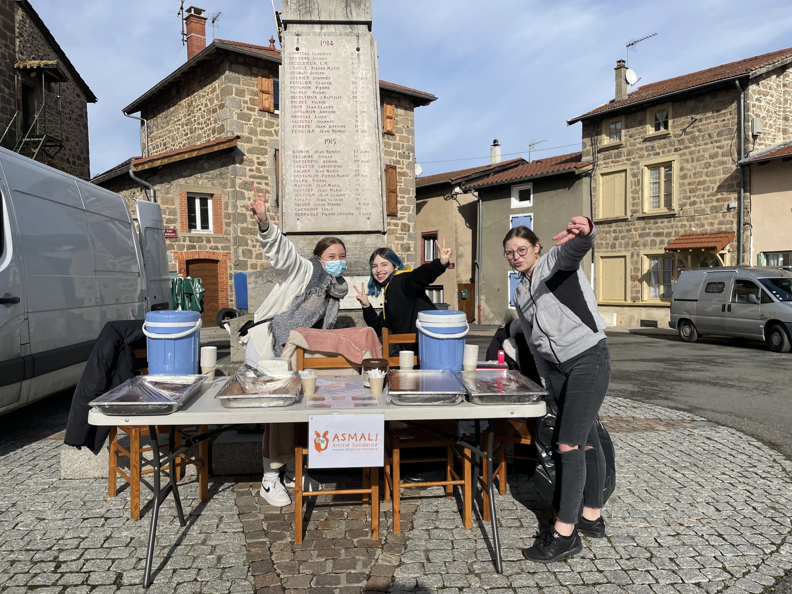 Ventes de boissons et gâteaux au profit d’ASMALI. – ASMALI